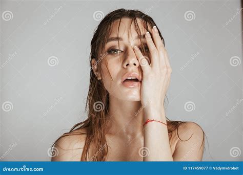 Fa Onnez Le Portrait D Une Jolie Femme De Torse Nu Avec Le Maquillage