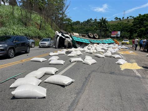 Carreta Tomba Derrama Carga E Interdita Trecho Da BR 040 Em Juiz De Fora