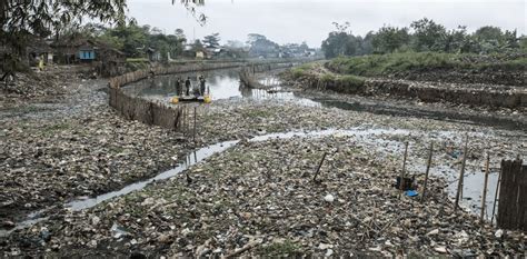 Membuang Sampah Di Sungai Bikin Sungai Indonesia Tercemar Berat