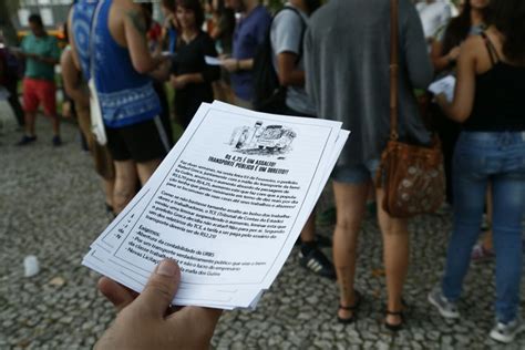 Protesto contra o aumento da tarifa perde força em Curitiba e se