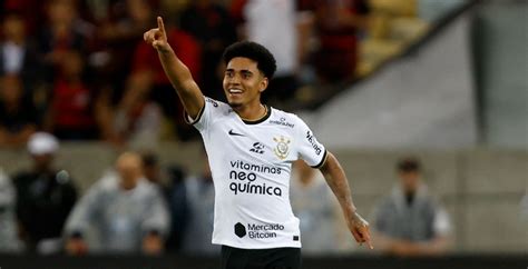 Du Queiroz faz dedicatória especial após gol em vitória do Corinthians