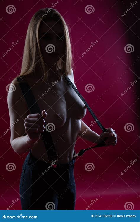 Hermosa Joven Con Un Cuerpo Delgado Cubre Sus Pechos Desnudos Con