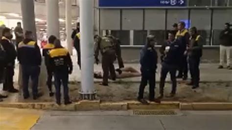 Detuvieron a mujer que se desnudó y agredió a taxista en aeropuerto de