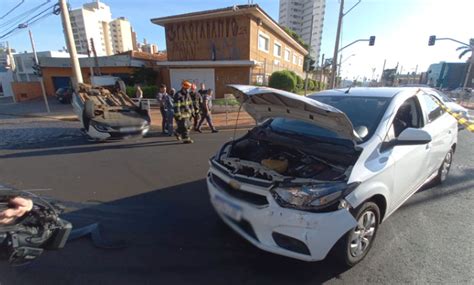 Carro capota após batida no cruzamento das avenidas Independência e