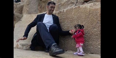 Egypte Lhomme Le Plus Grand Au Monde Rencontre La Femme La Plus