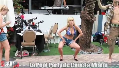 Naked Enora Malagré in NRJ