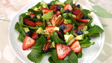 Ensalada De Espinaca Aguacate Y Frutos Rojos