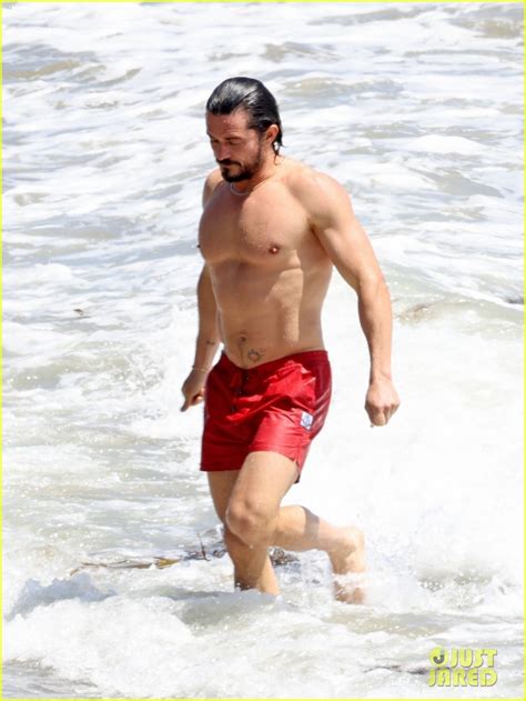 Orlando Bloom Shows Off Fit Physique During Day At The Beach In Santa