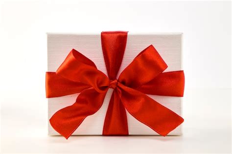 Weiße Geschenkbox mit roter Schleife Premium Foto