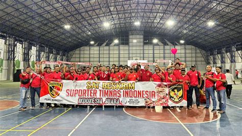 Keseruan Polisi Di Bojonegoro Nobar Timnas Indonesia Vs Uzbekistan
