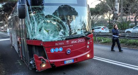 Investito Da Un Bus Dell Atac Lorenzo Muore A 21 Anni A Ostia Era