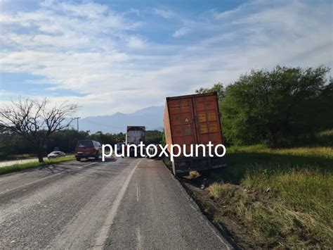 SE DESPRENDE CAJA A UN TRÁILER EN CARRETERA NACIONAL EN MONTEMORELOS