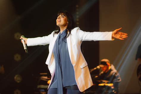 Fenômeno da música gospel Fernanda Brum lança novo álbum de inéditas