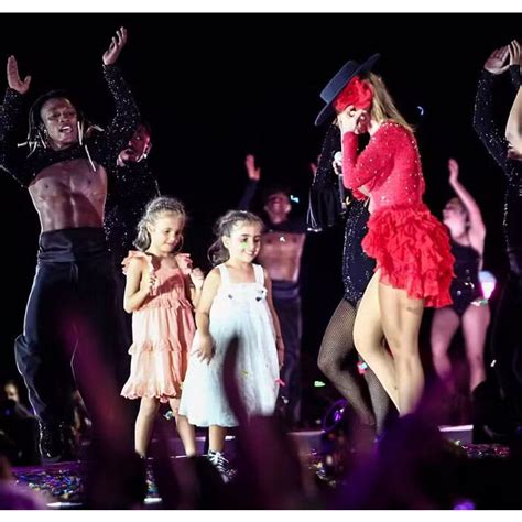 É claro que Ivete Sangalo trocou de look algumas vezes em seu show