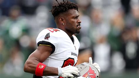 Former Nfl Star Antonio Brown Exposes Himself In Hotel Pool Flipboard
