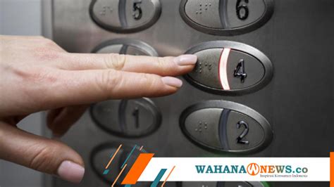 Seorang Perempuan Pegawai Kos Kosan Patah Kakinya Setelah Terjepit Lift