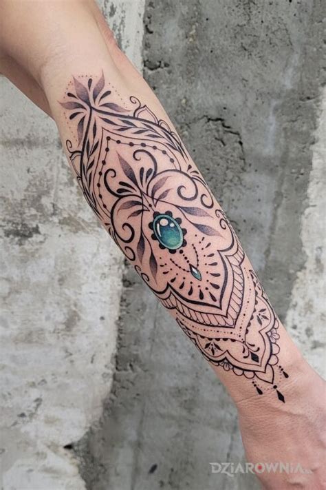 Tatuaż mandala z turkusem Autor Speak In Color dziarownia pl