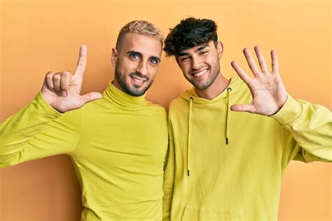 Homosexuelles schwules Paar das zusammensteht und gelbe Kleidung trägt