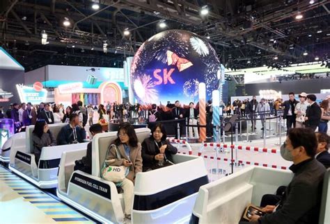 CES 2024 최태원 회장 함께한 SK 전시관 CES 힙플로 인기몰이6만여명 몰려