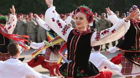 Ukrainian Women US Protests Chinese Migrants And RIPVine BBC News