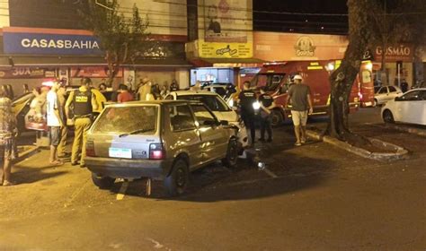 Motorista Perde Controle Bate Em Carro Parado E Atropela Pedestre