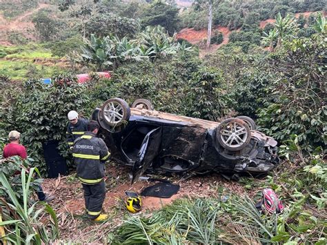 Portal Caparaó Homem fica preso às ferragens após carro capotar em