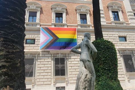 Amerykanie promują trans dumę w Watykanie Na ambasadzie zawisła TA