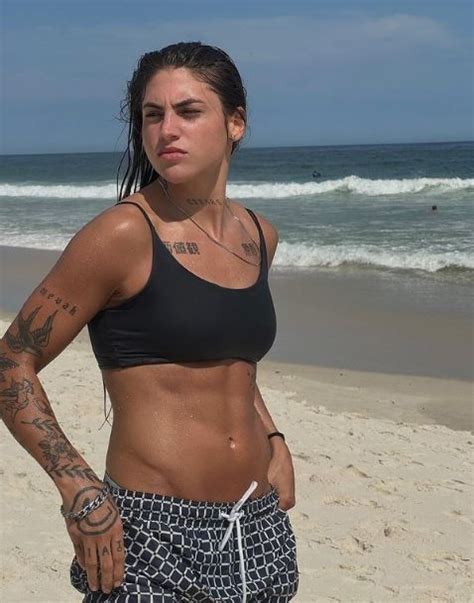 Influenciadora de 24 anos é apontada como novo affair de Yasmin Brunet