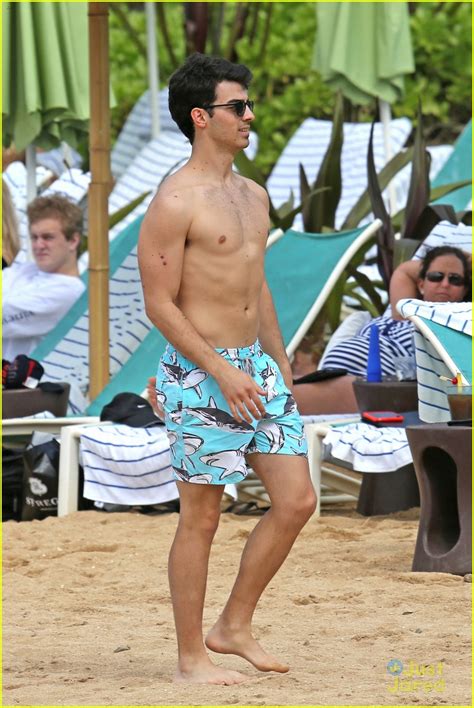 Full Sized Photo Of Joe Jonas Shirtless Frisbee Hawaii 25 Joe Jonas
