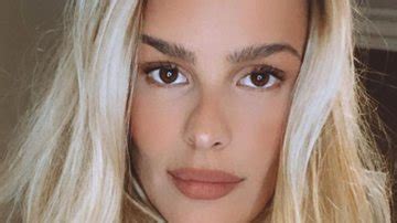 Na praia Yasmin Brunet exibe corpo escultural biquíni cavado fio