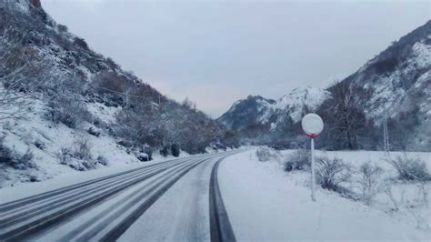 La nieve complica la circulación en dos carreteras de León