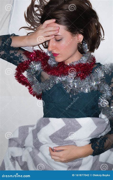 Im Bett Befindliche Frauen Die Nach Einer Lauten Party Einen Kater Erleiden Stockfoto Bild