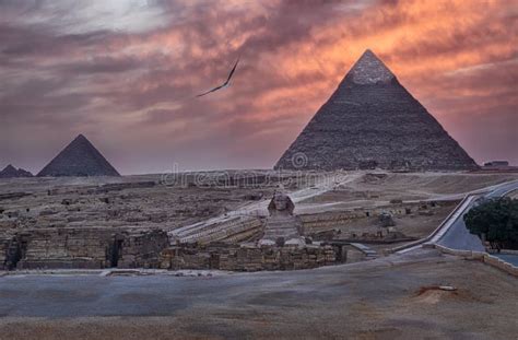 Las Pirámides De Giza Y De La Esfinge En La Puesta Del Sol Egipto Foto