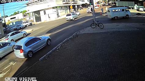 Câmera flagra batida entre Clio e Celta na Rua Barão do Cerro Azul