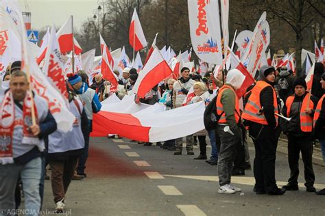Tak wyglądał protest rolników w Warszawie Miasto sparaliżowane ZDJĘCIA