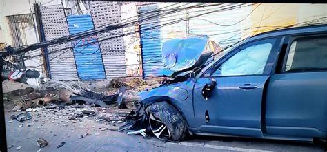 Vídeo flagra momento em que carro colide poste no Poço assista