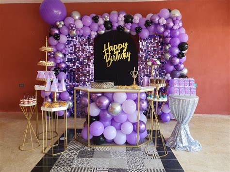 Hermosa decoración en tonos morados negros y platas para los 15 años