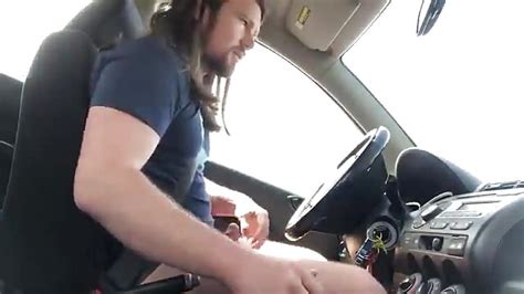 Un Tizio Capellone Si Fa Una Sega In Auto Seigay