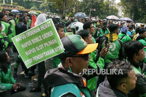 Aksi Unjuk Rasa Ribuan Pengemudi Ojol Di Depan Gedung Sate Republika