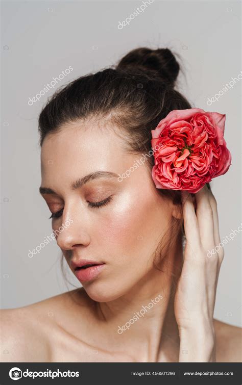 Hermosa Mujer Semidesnuda Posando Con Flor Cámara Aislada Sobre Fondo