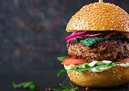 Veja como fazer hambúrguer caseiro suculento e saboroso