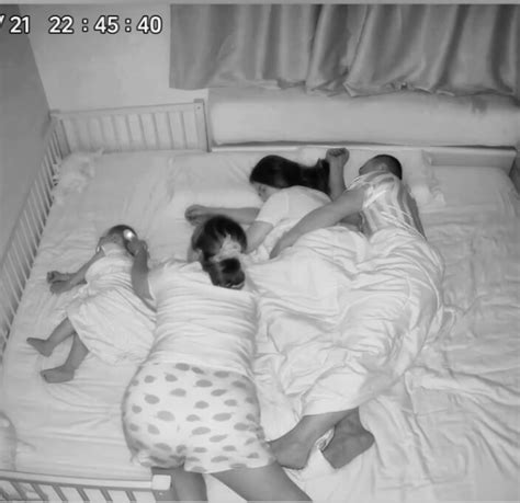 Camera ghi cảnh nửa đêm vợ chồng đang ngủ trên giường mẹ chồng lén vào