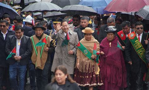 Luis Arce y David Choquehuanca participan del desfile cívico militar en