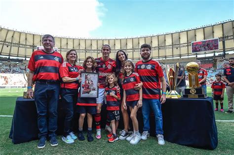 Filipe Luís e Rodrigo Caio recebem homenagens do Flamengo e carinho da
