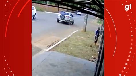 Viatura da Guarda Civil invade contramão e atropela motociclista em
