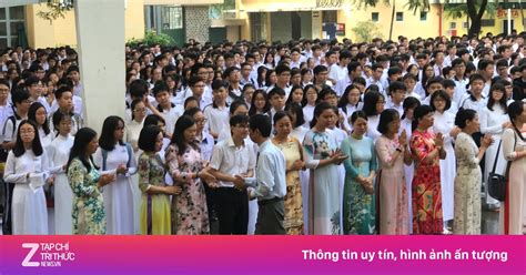Học sinh Sài Gòn khóc chia tay hiệu trưởng THPT chuyên Trần Đại Nghĩa