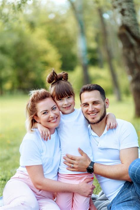 Gl Ck Und Harmonie Im Familienleben Gl Ckliches Familienkonzept Junge