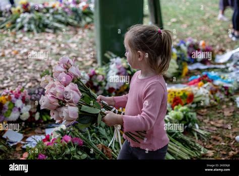 London Großbritannien 10 September 2022 Ein Kind sah Blumen in