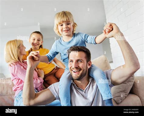 Junge umarmt seinen vater Fotos und Bildmaterial in hoher Auflösung