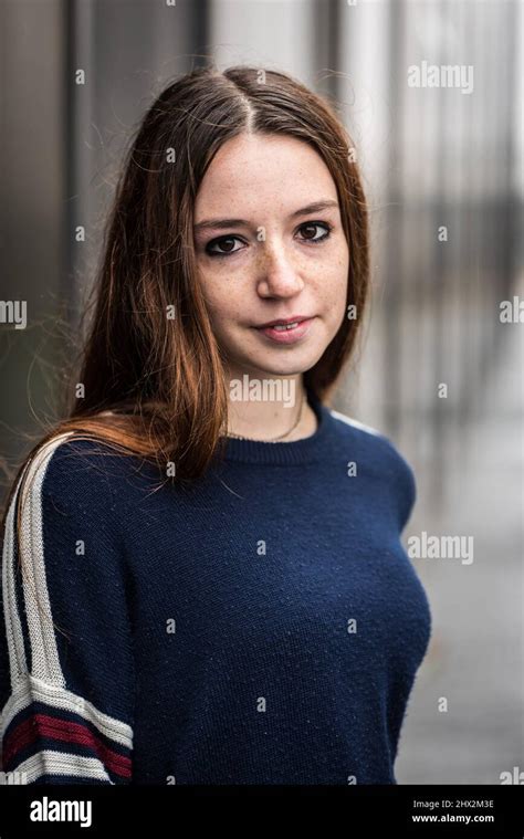 Portrait De Mode D Une Jeune Fille Poil Dur Rouge De Ans Debout